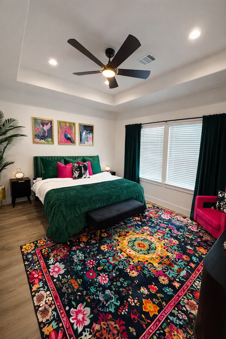Designer Noir Stay Near Downtown & Nrg - Houston, TX