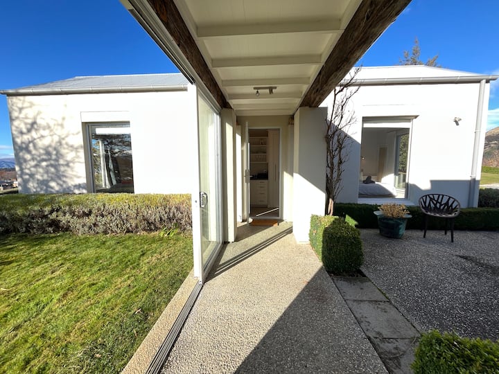 Wanaka's Woodfull Retreat | Walk To Town - Wanaka