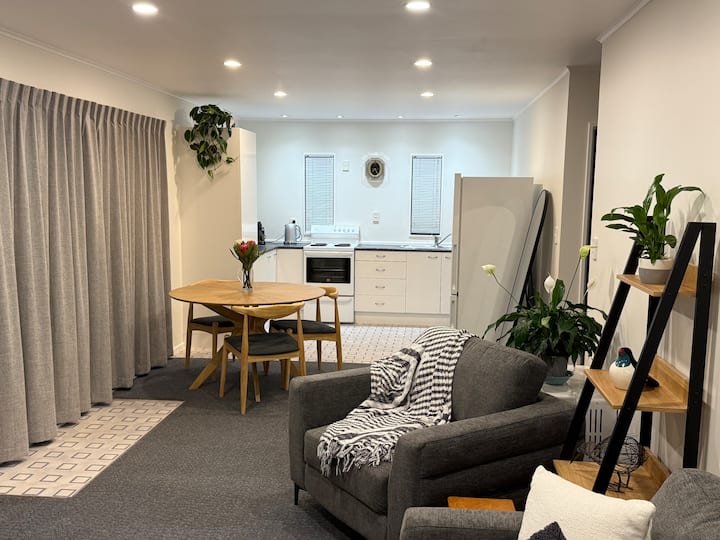 Protea Cottage. 
Relax-explore-work. 
3km To Town. - Masterton