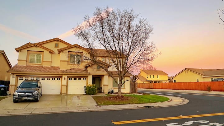 New - Spacious, Comfortable 5 Beds 3 Baths House - Elk Grove