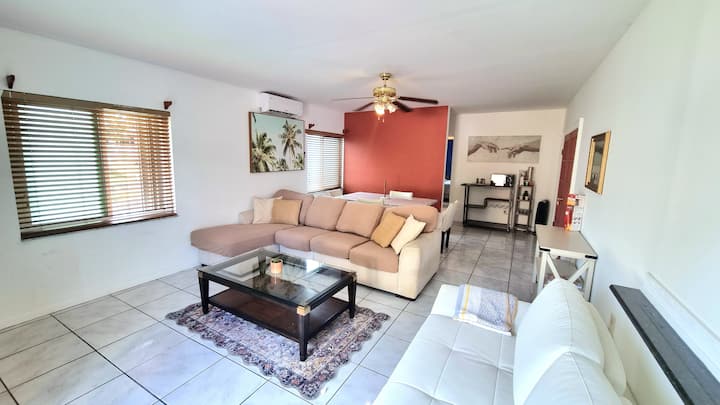 Entire Guesthouse: Private Entrance, Hollywood Fl. - Pembroke Pines, FL