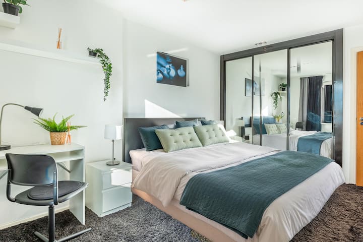 1 Bed Flat– Discount For Contractors & Long Stays - London