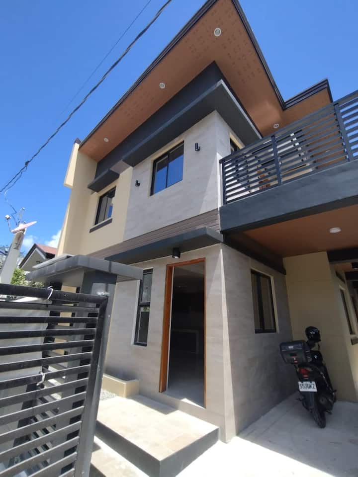 Stylish & Cozy City Center Staycation - Lucena