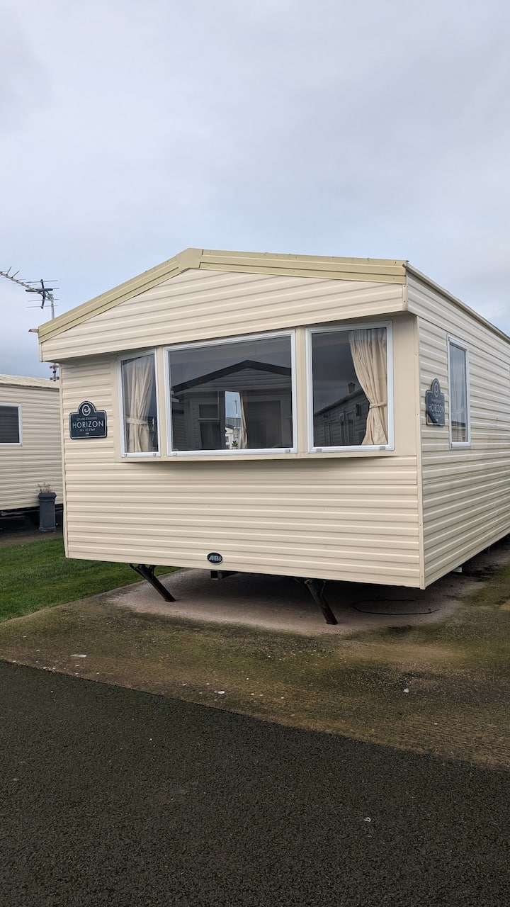 Cosy 8 Berth Caravan In Wales - Towyn