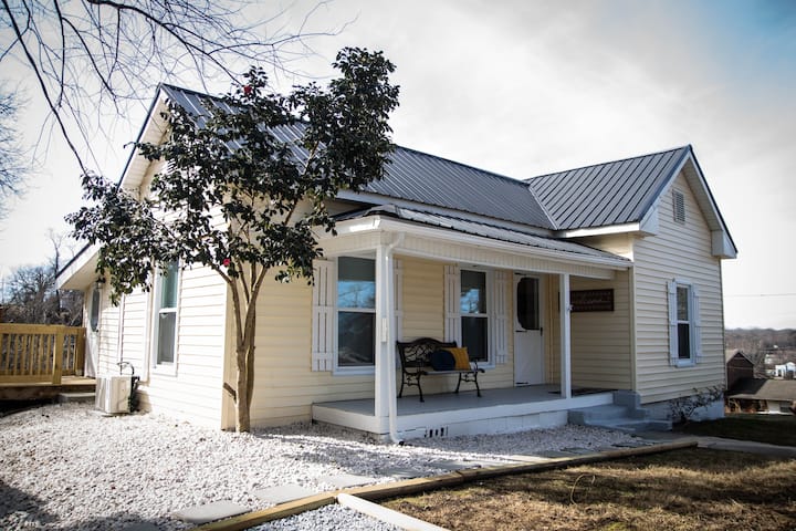 Priceless On Price St 
Walk To Downtown! - Mount Airy, NC