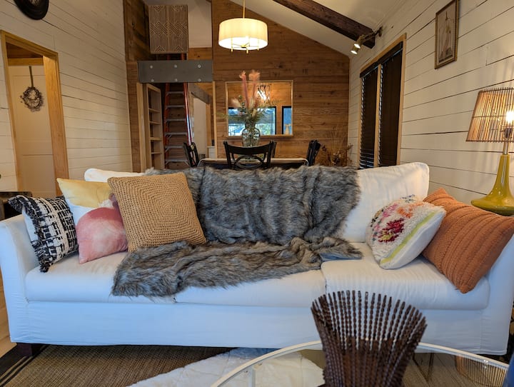 Charming Renovated Bungalow - Brenham, TX