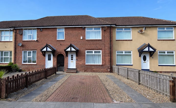 3-bed Newcastle Home Near Airport & City | Parking - Newcastle upon Tyne