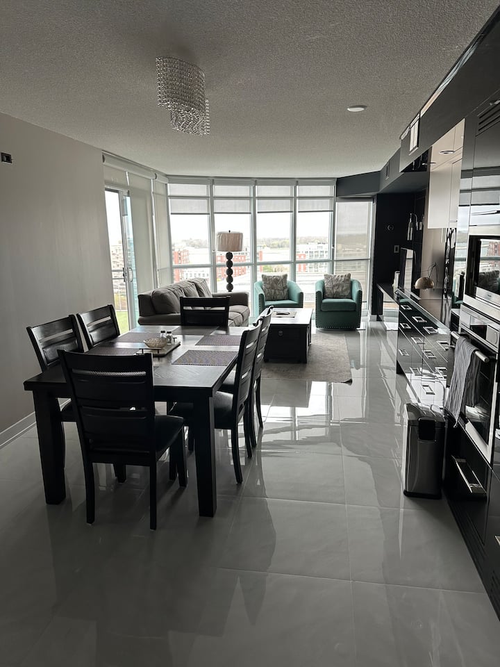 Condo In Downtown Toronto  With Parking - Toronto