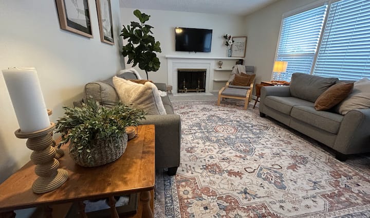 Minimalist Modern Home - Sleeps 6 - Belton, MO