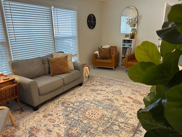 Minimalist Modern Home - Sleeps 6 - Belton, MO