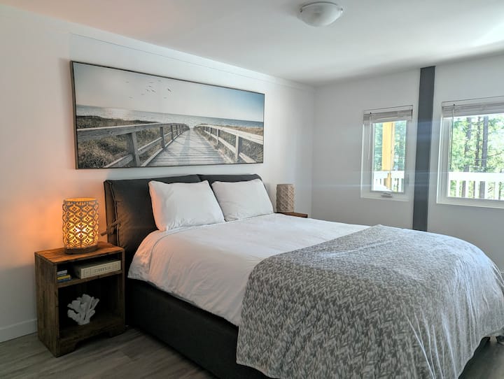 'Boulders Cottage', Near Ferry. - North Pender Island