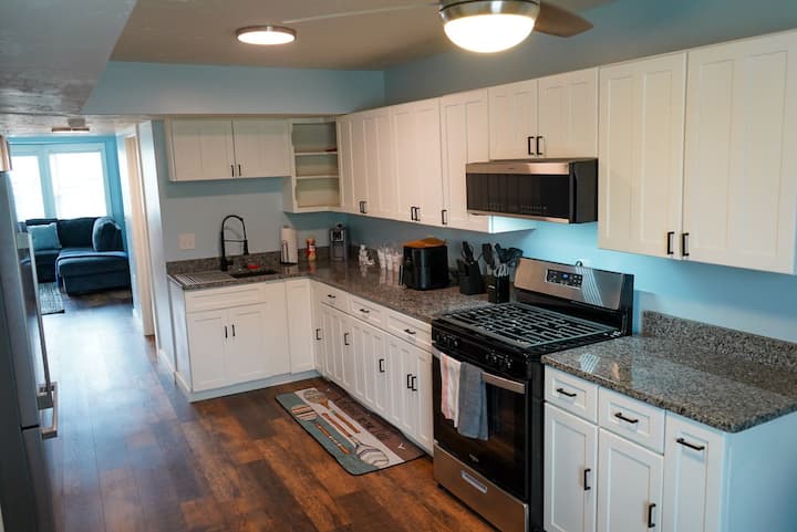 2nd Floor Lakeview 2 Bedroom Condo U3 - Geneva, OH