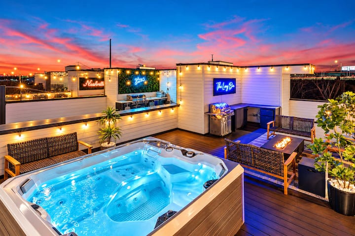 Expansive 4br/5ba Dt Home With Hot Tub & Game Room - Nashville, TN