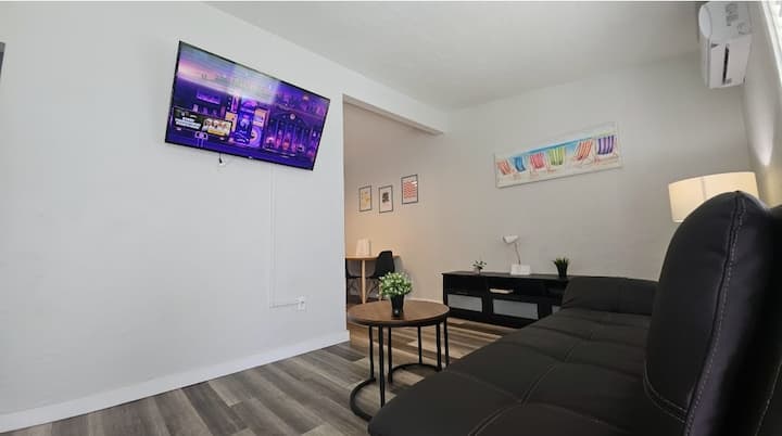 Grove Centrally Located By Um/dwntwn  Free Parking - Miami, FL