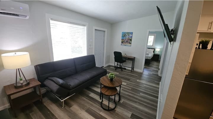 Grove Centrally Located By Um/dwntwn  Free Parking - Coral Gables, FL