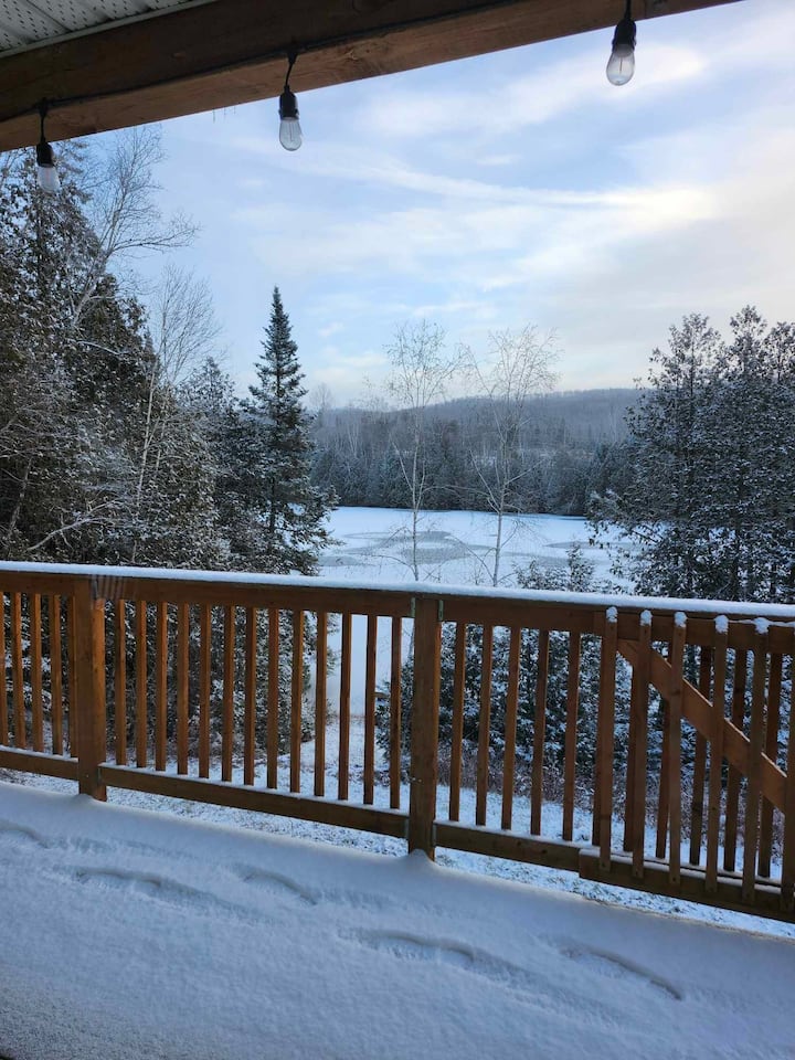 Chalet Sur Le Lac, Glissade, Babyfoot, Bbq, Cinéma - Laurentides