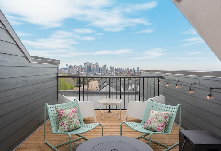 Luxury City Skyline View New Corner Townhome - Calgary