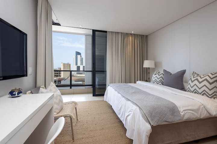 Luxury Central Umhlanga Apartment * Sleeps 6 - Umhlanga