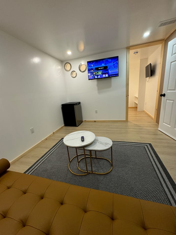 Private Entry, 2xbdr, 2xbath. - Kanata