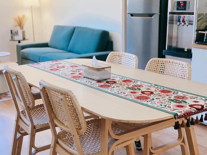 以「家」為靈感及延伸，全家打造小小的空間位於住家二樓，溫暖、舒適、有生活痕跡的小房子。 - 란위 섬