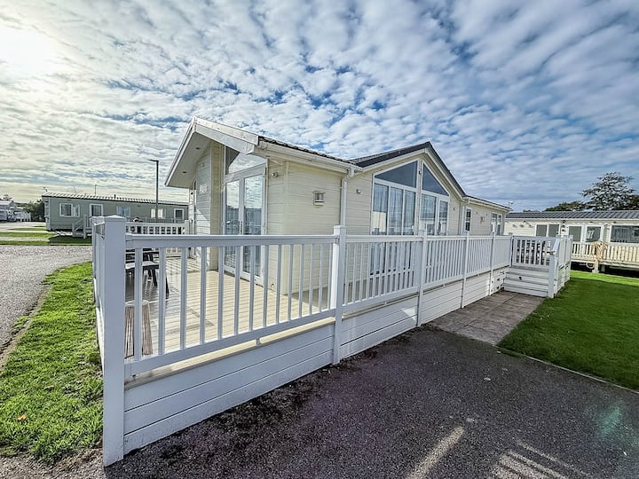 Stunning Lodge With Large Decking Ref 23066w - Hunstanton