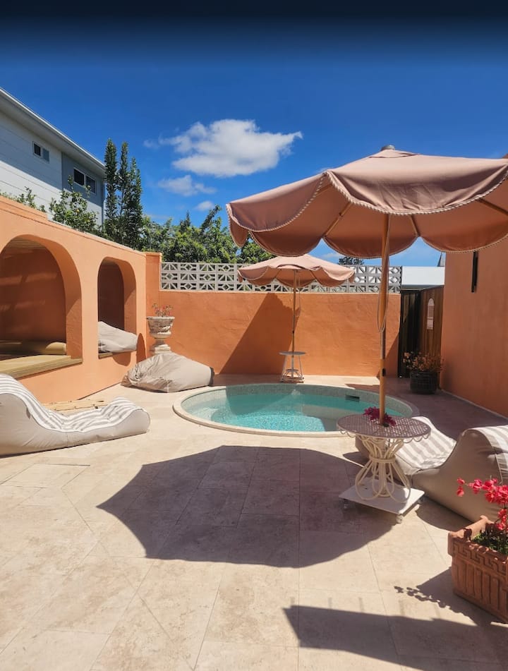 Two-bedroom Apartment ~ Sleeps 6 ~ Pool & Sauna - Bargara