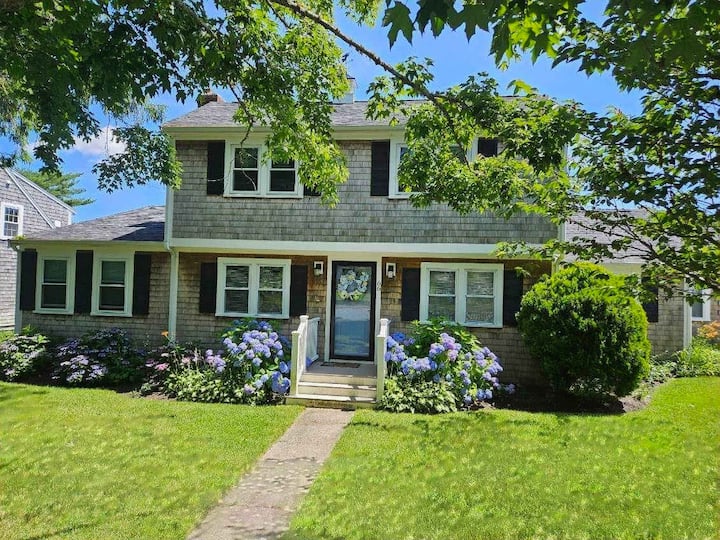 Updated Colonial: Huge Yard, Firepit & Wifi - Dennis, MA