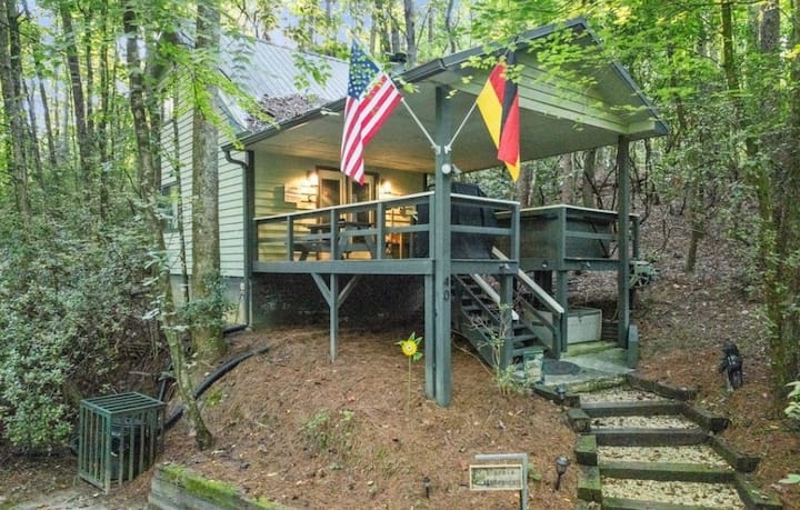 Hazels | Hot Tub | Fireplace | Wi-fi | Dogs - Helen, GA
