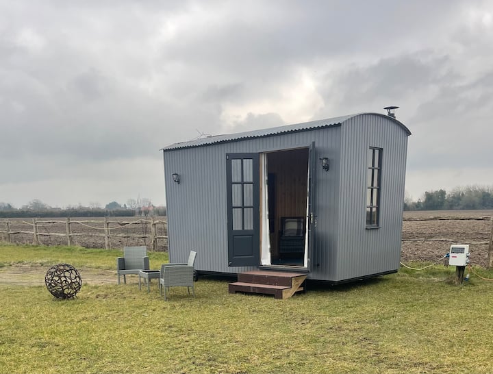 Betsy Highland Cow Hut. - Suffolk