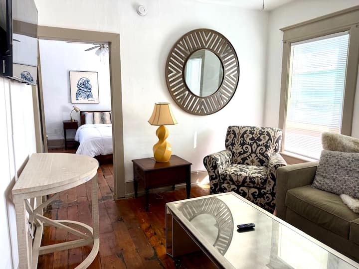 Large 1 Bedroom King Suite With An Artists Touch - Maryland, NY