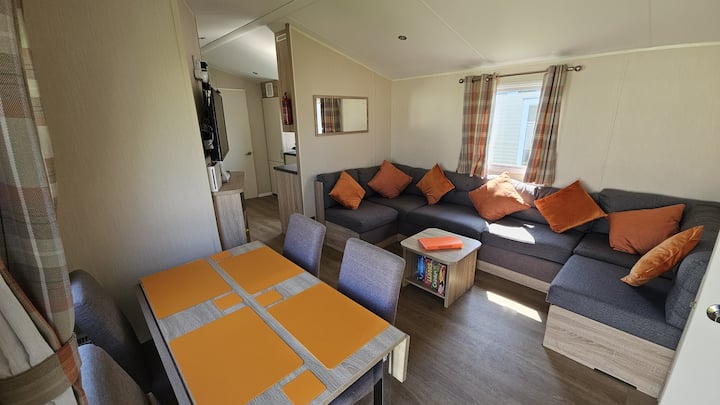 10 Berth, 4 Bed Coastal Resort. - Lowestoft