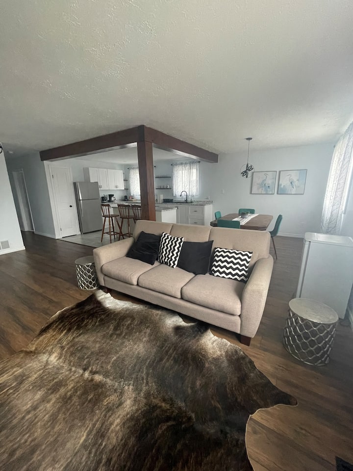 Spacious Home, Near Attractions - Welland
