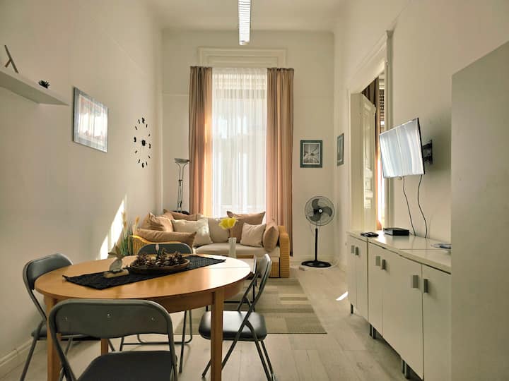 Chic Soho Retreat – Spacious 2br | Top Location - Budapest