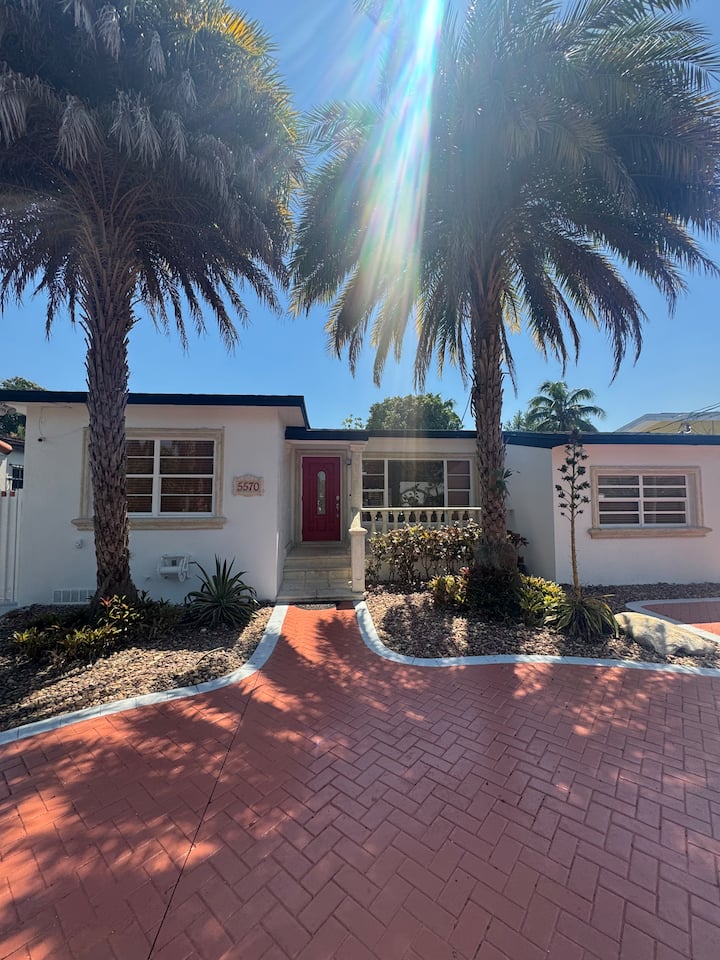 Cozy Gables Guest House - Coral Gables, FL
