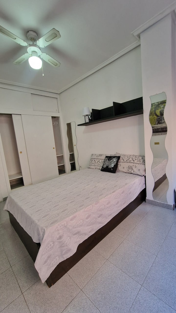 Amplia Habitación - Torrevieja
