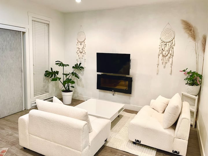 One Bedroom Guest Suite For Autumn - Langford