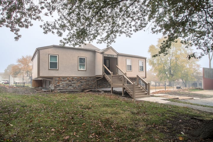Group Stay! 2 Apartments (6 Bedrooms) For Less - Belton, MO