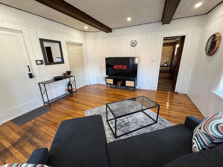Central Salem Retreat 2bd W/ Parking - Salem, MA