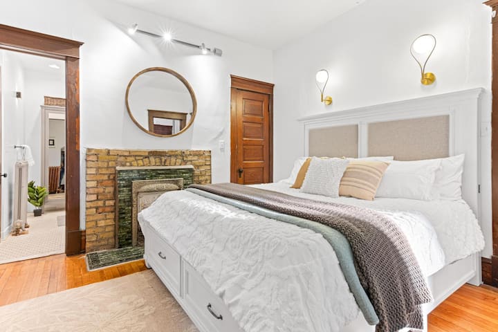 Spacious Urban Apt With En-suite Bath - Minneapolis, MN