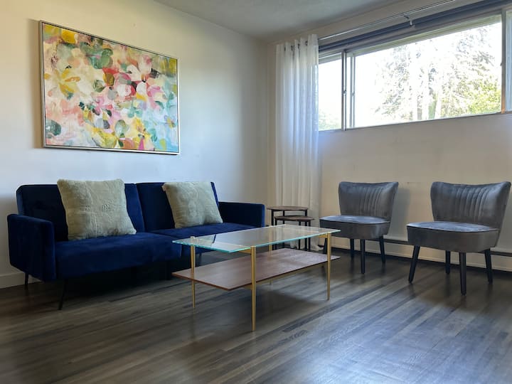 Sleeps 14- 2 Adjacent Units - Calgary