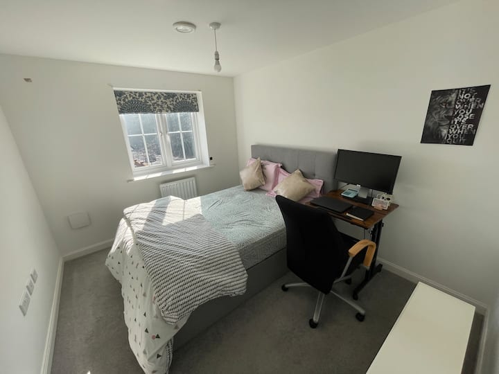 Aesthetic Home Close To Station. Next To Hospital - Basingstoke