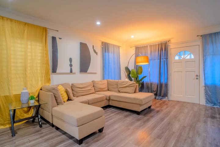 Chic 3br Hollywood Retreat | Prime Location - West Hollywood, CA