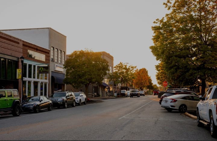 Downtown Springdale Studio - Springdale, AR