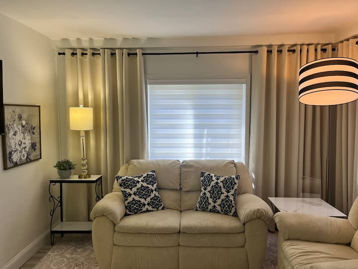 Cozy King Suite With Kitchen, Bath And Living Room - Charleston, WV