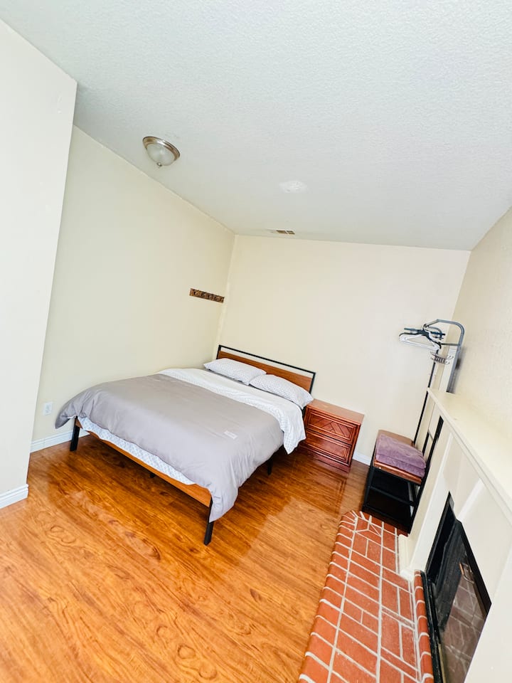 M2，queen Bed/"monthly Rent Saves More." - Moreno Valley, CA