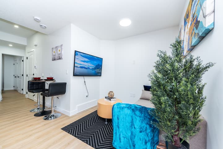 Stylish & Inviting 2-bedroom Private Suite Escape! - Airdrie
