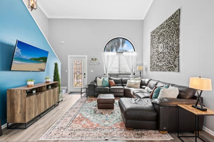 High Ceilings *5 Min To Fll* Pool & Game Room! - Dania Beach, FL
