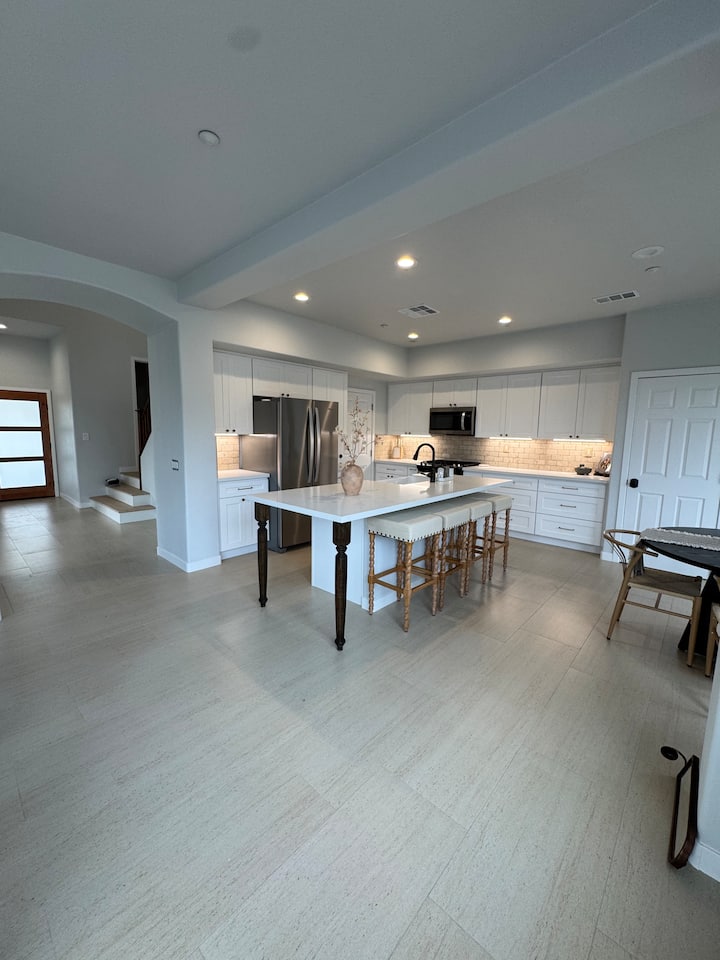 Villa Escondida, Private Suite - Oxnard, CA