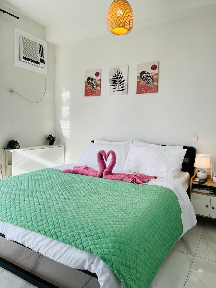 Condo With Balcony | Free Parking | Pool & Gym - Cebu