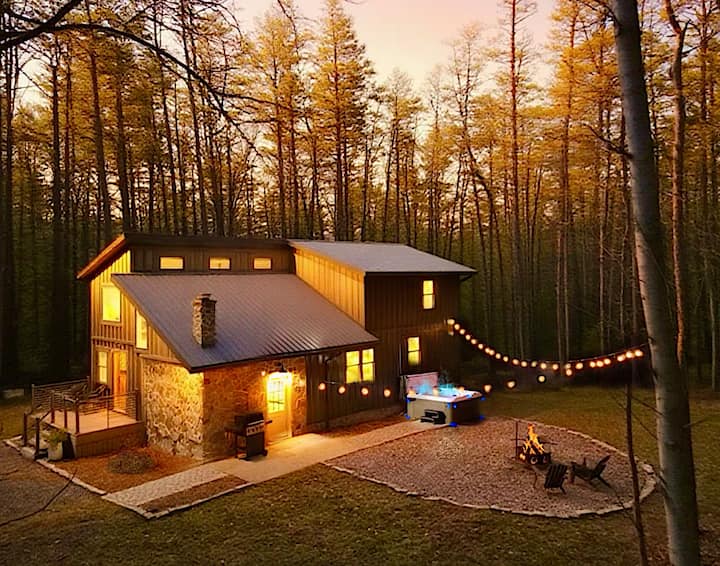 Secluded Cottage-hottub-firepit- 4 Beds - Colonel Denning State Park, Newville